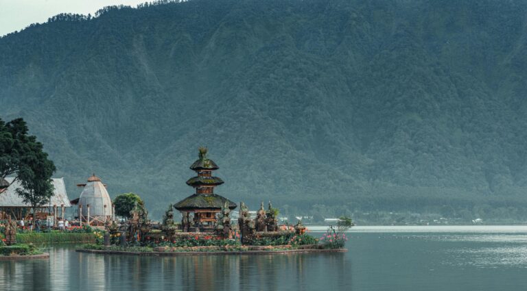 Discovering the Ulun Danu Beratan Temple: A Visitor's Guide to Bali's ...